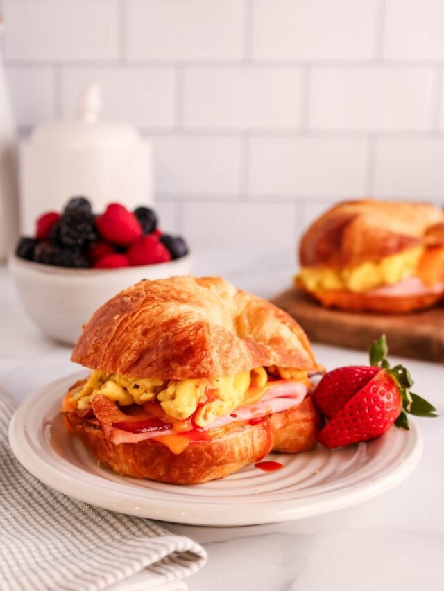 Easy Croissant Breakfast Sandwich - Tara Teaspoon